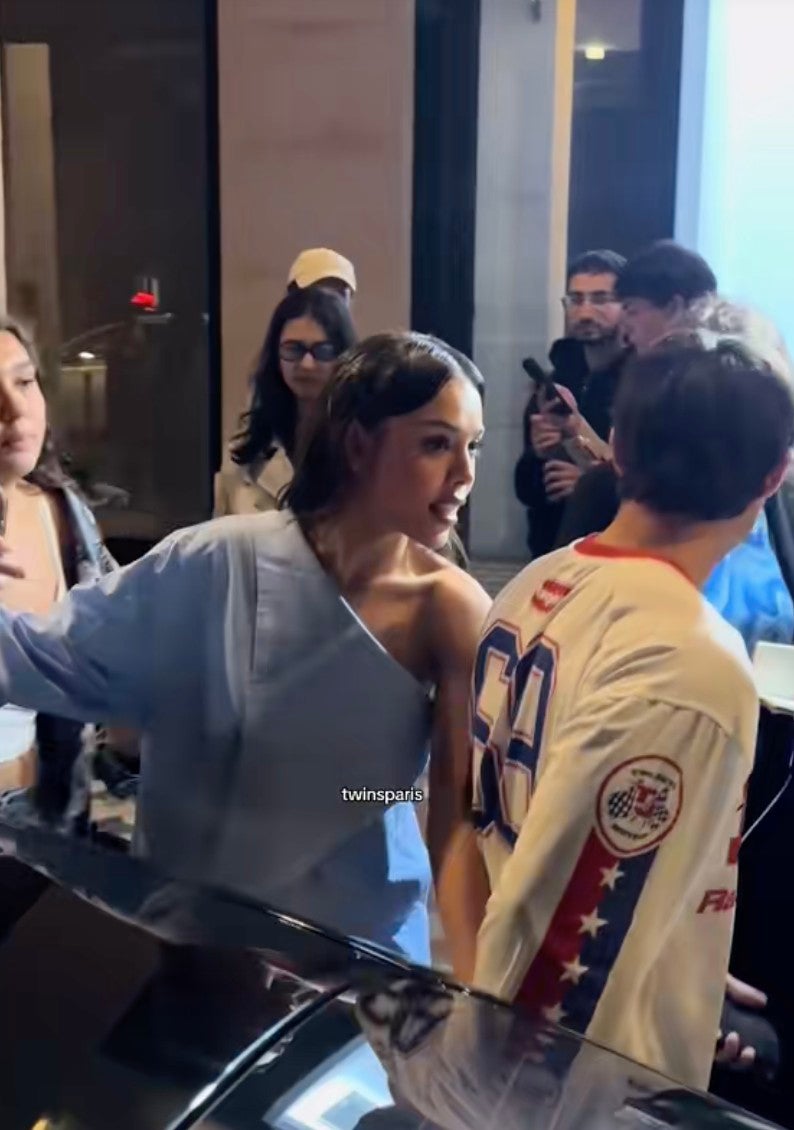 VIDEO: Alex Hoyer jala a Danna frente a fans en París ¿Actitud posesiva?